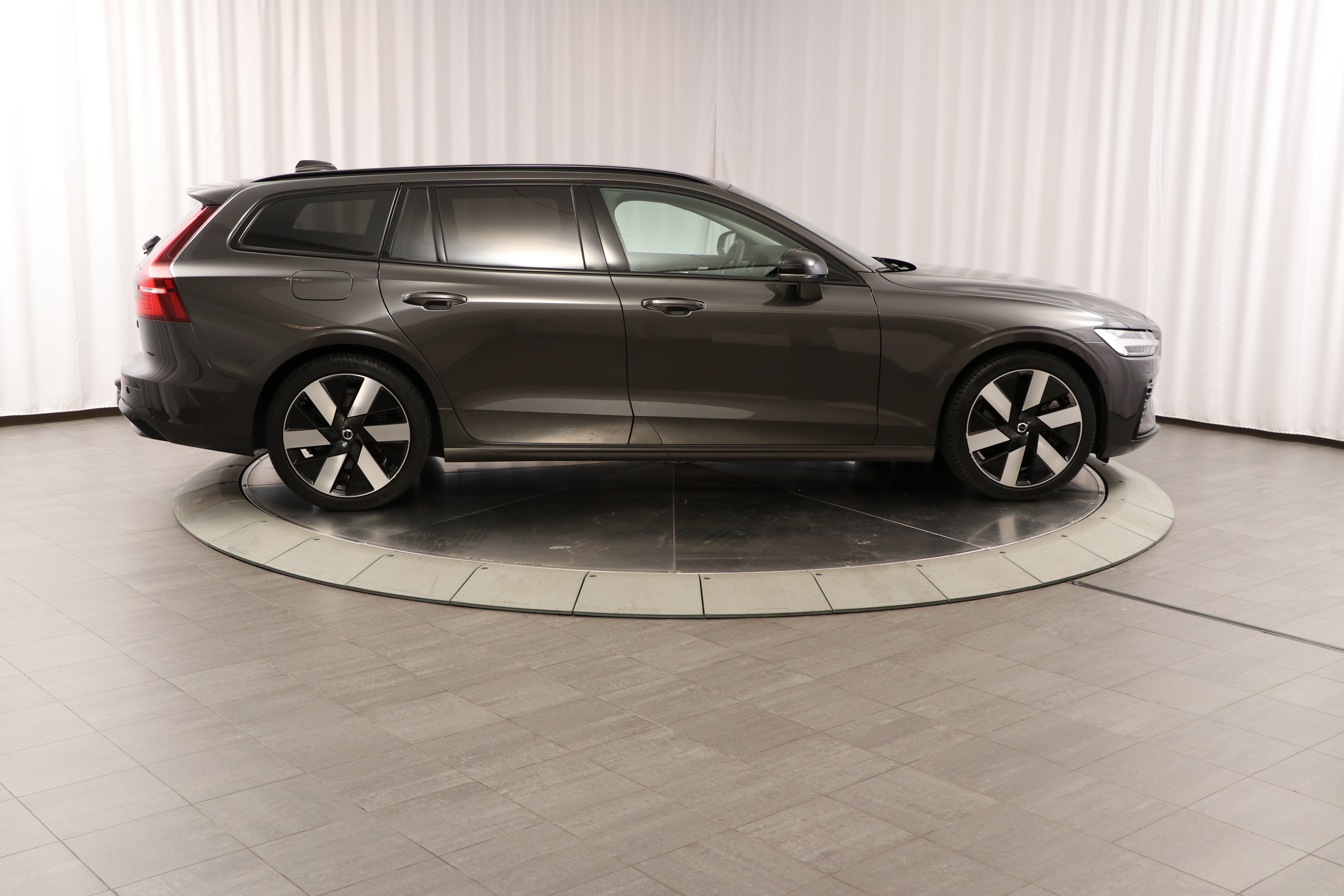 Volvo V60 Recharge T6 II Plus Dark POT17E | Rejmes