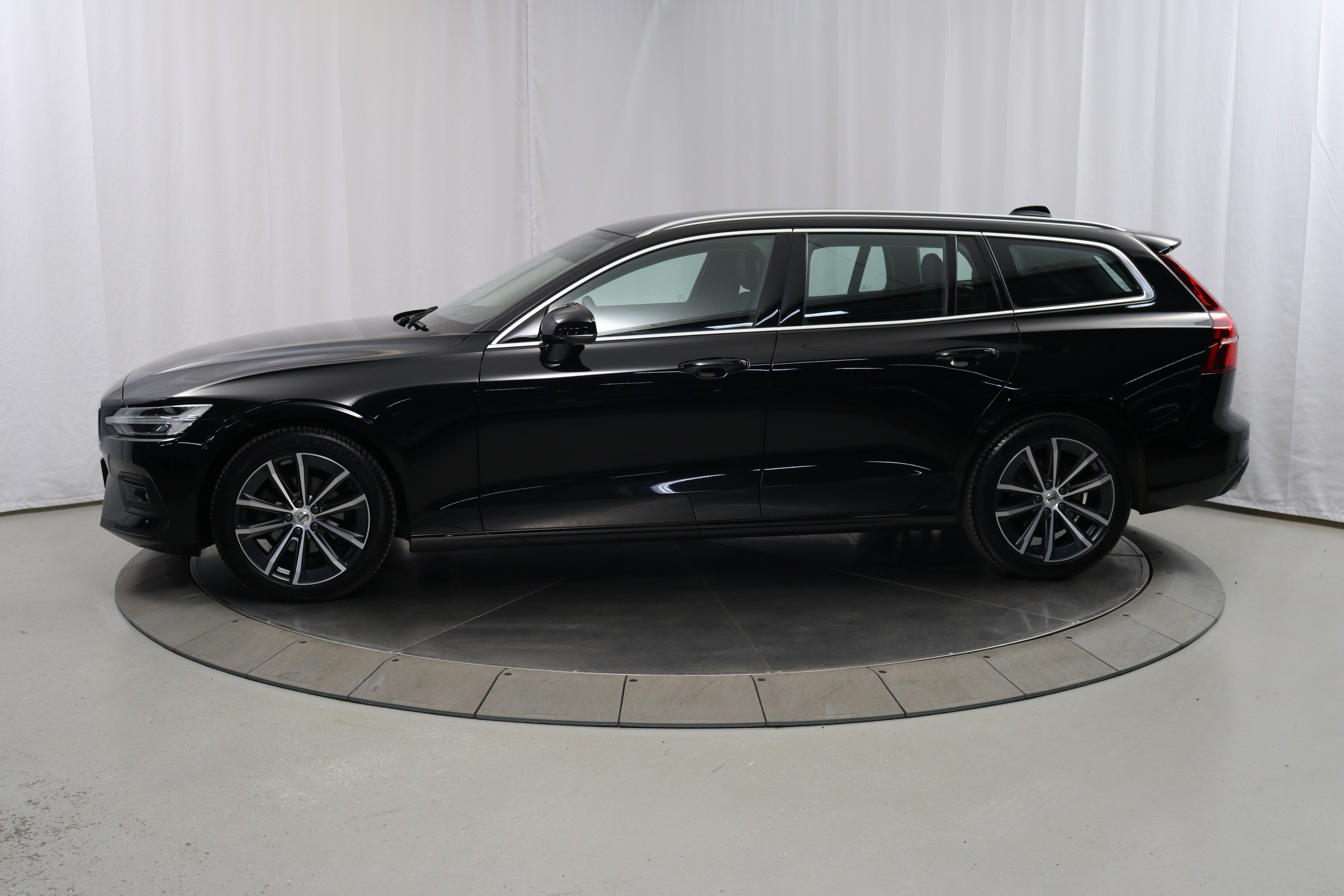 volvo-v60-b4-diesel-momentum-advanced-se-hug70s-rejmes
